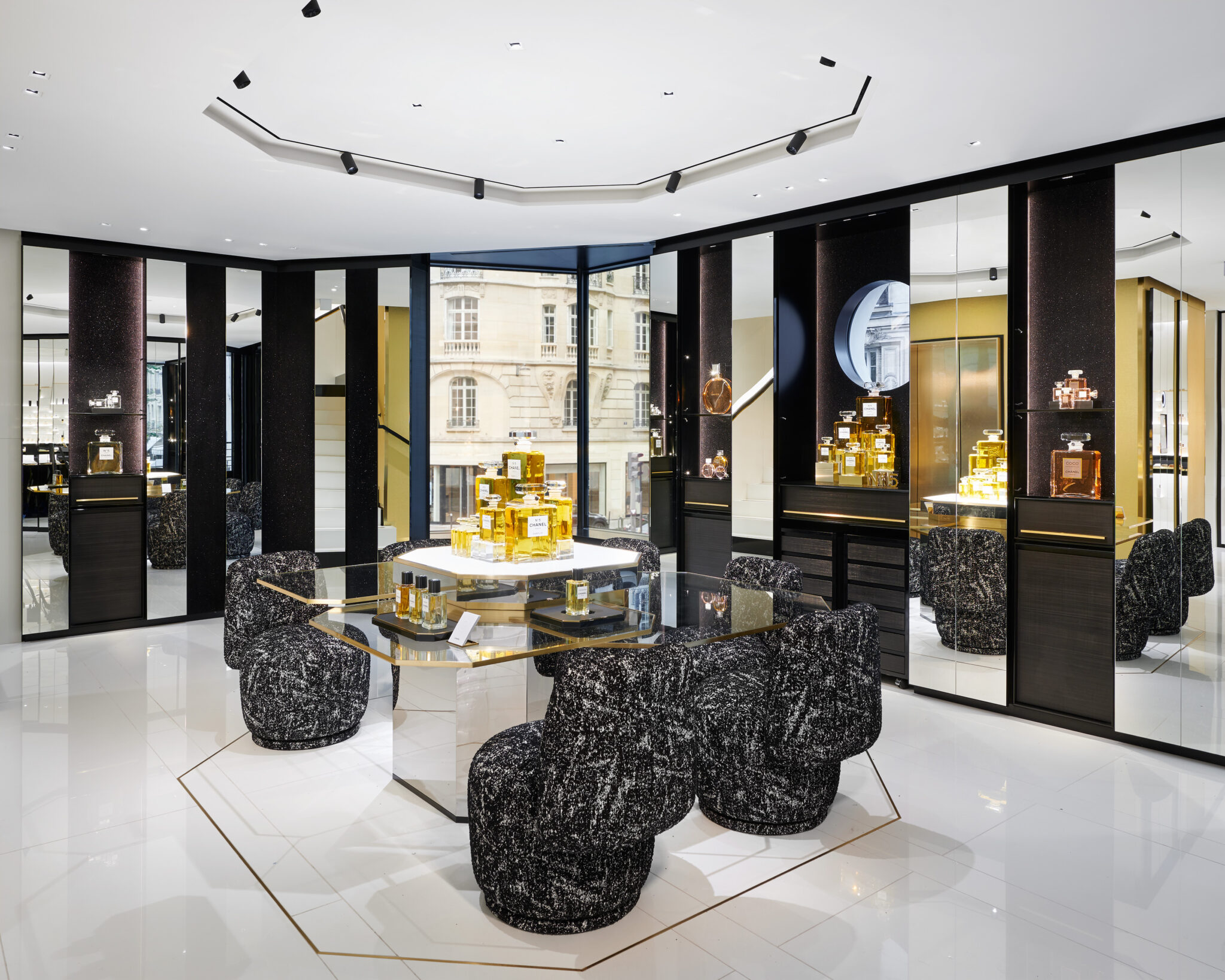 Dans les coulisses de la première maison de beauté Chanel à Paris