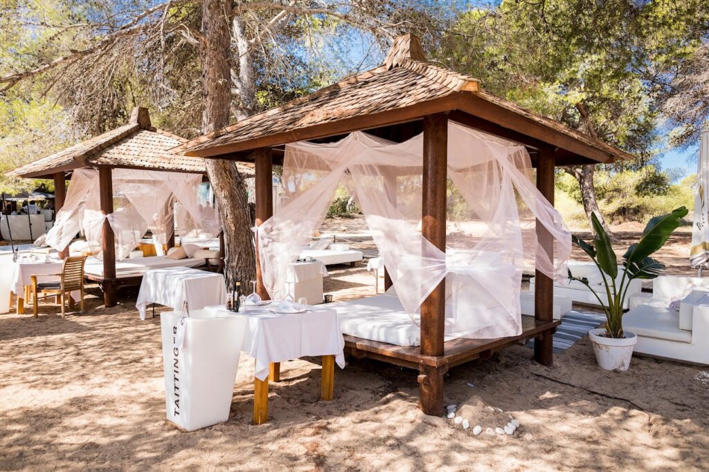 Le top des meilleurs beach-clubs à Ibiza