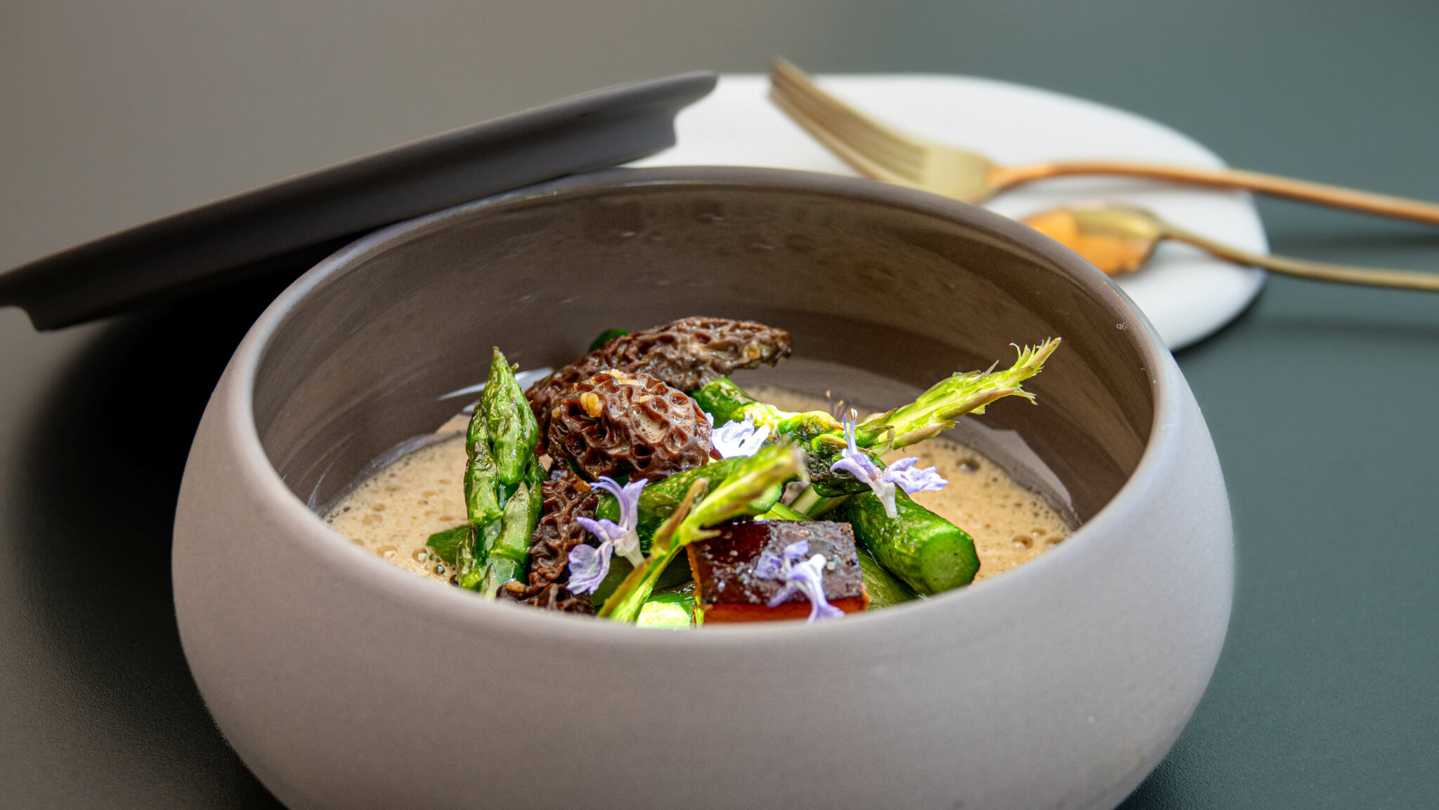 La recette des asperges vertes et morilles à la crème par un chef étoilé